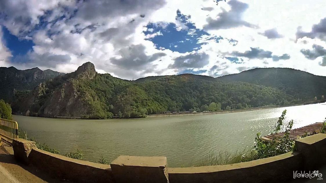 The road through valleys and gorges in Romania - LifeWeLove
